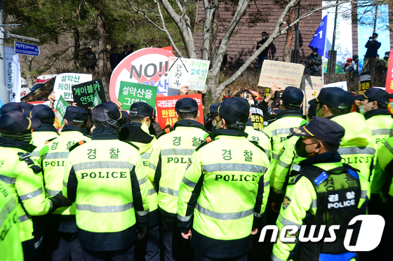집회 장소 이탈한 단체와 제지하는 경찰 대치
