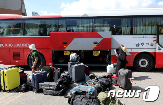 짐 내리는 우크라이나 스카우트 대원들 뉴스1