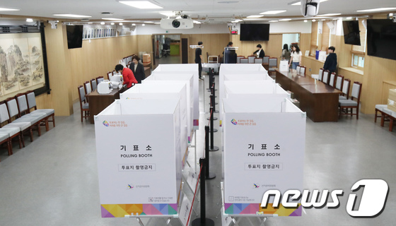 D 1 사전투표소 준비 한창 뉴스1
