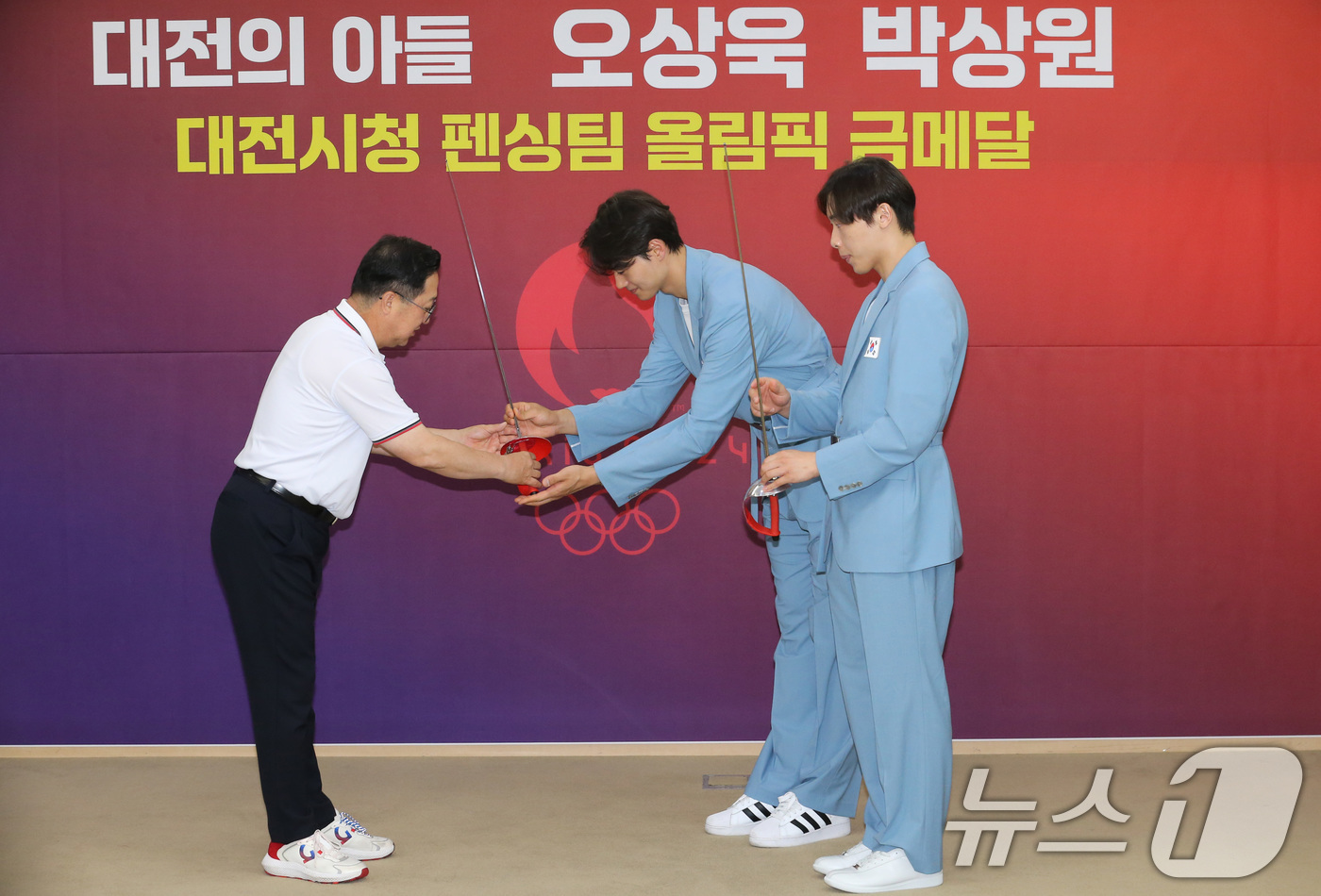 금메달 획득한 펜싱검 선물하는 오상욱 박상원 뉴스1