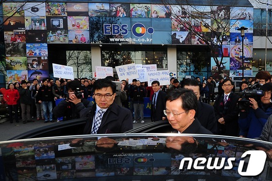 발길 돌리는 신용섭 신임 EBS사장 - 뉴스1