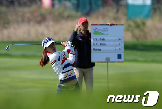 박주영 프로, 1라운드 5언더파 공동선두 - 뉴스1