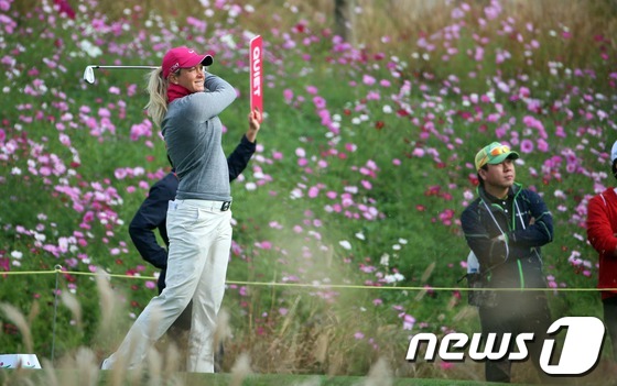 스윙하는 수잔 페터슨 - 뉴스1