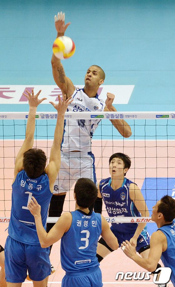 [프로배구]KOVO, '1라운드 MVP' 레오-조이스 선정 - 뉴스1