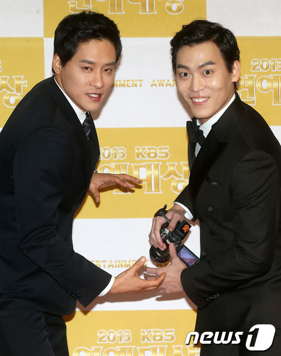 포즈대결? 표정대결? - 뉴스1