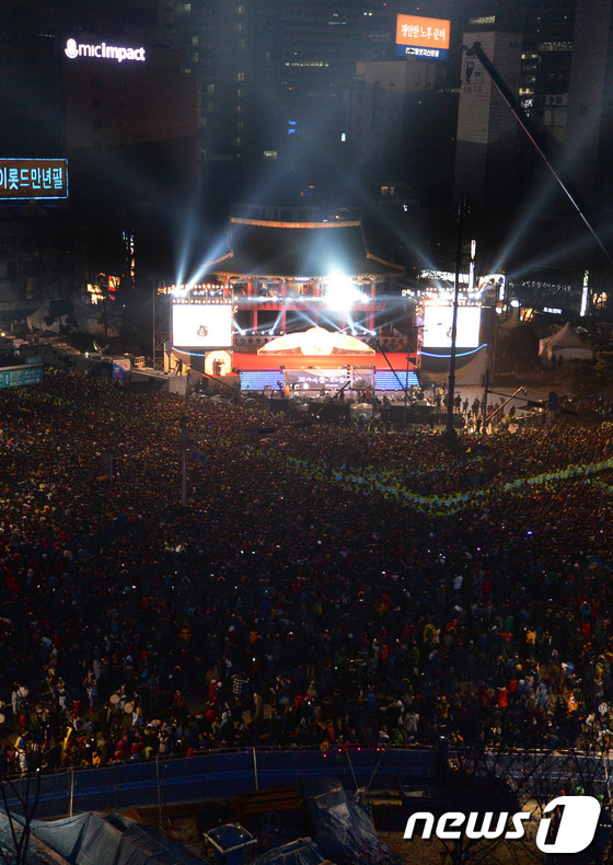 보신각 갑오년 새해맞이 인파 - 뉴스1