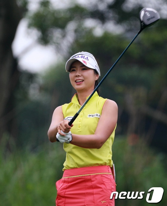 몸푸는 허윤경 - 뉴스1