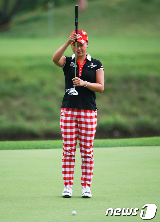 퍼팅라인 살피는 박희영 - 뉴스1