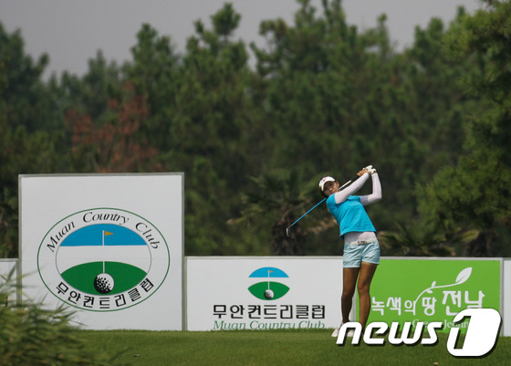 티샷 날리는 김민선 - 뉴스1