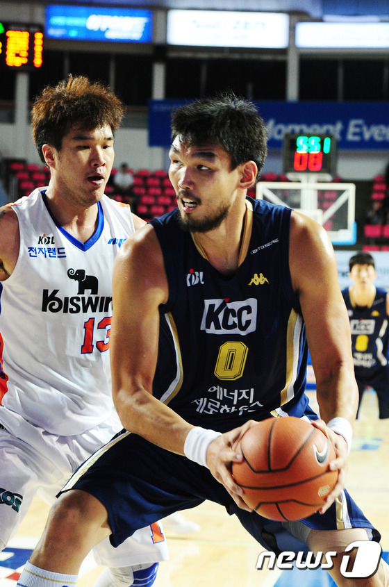 kcc 하승진의 전투적인 눈빛 - 뉴스1