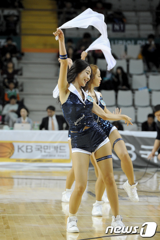 동부 치어리더 '수건춤 어때요?' - 뉴스1