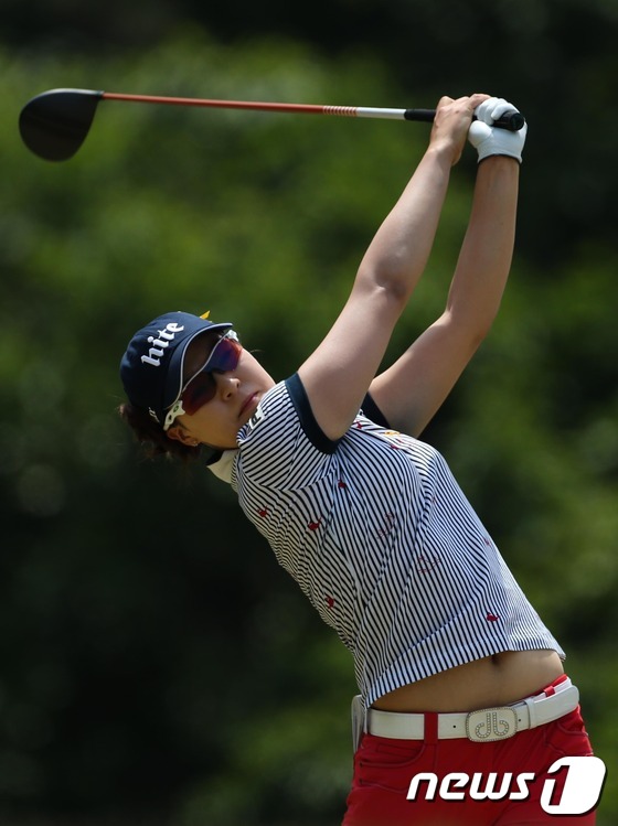 티샷 날리는 전인지 - 뉴스1