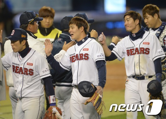 한국시리즈 3차전 두산 승 - 뉴스1