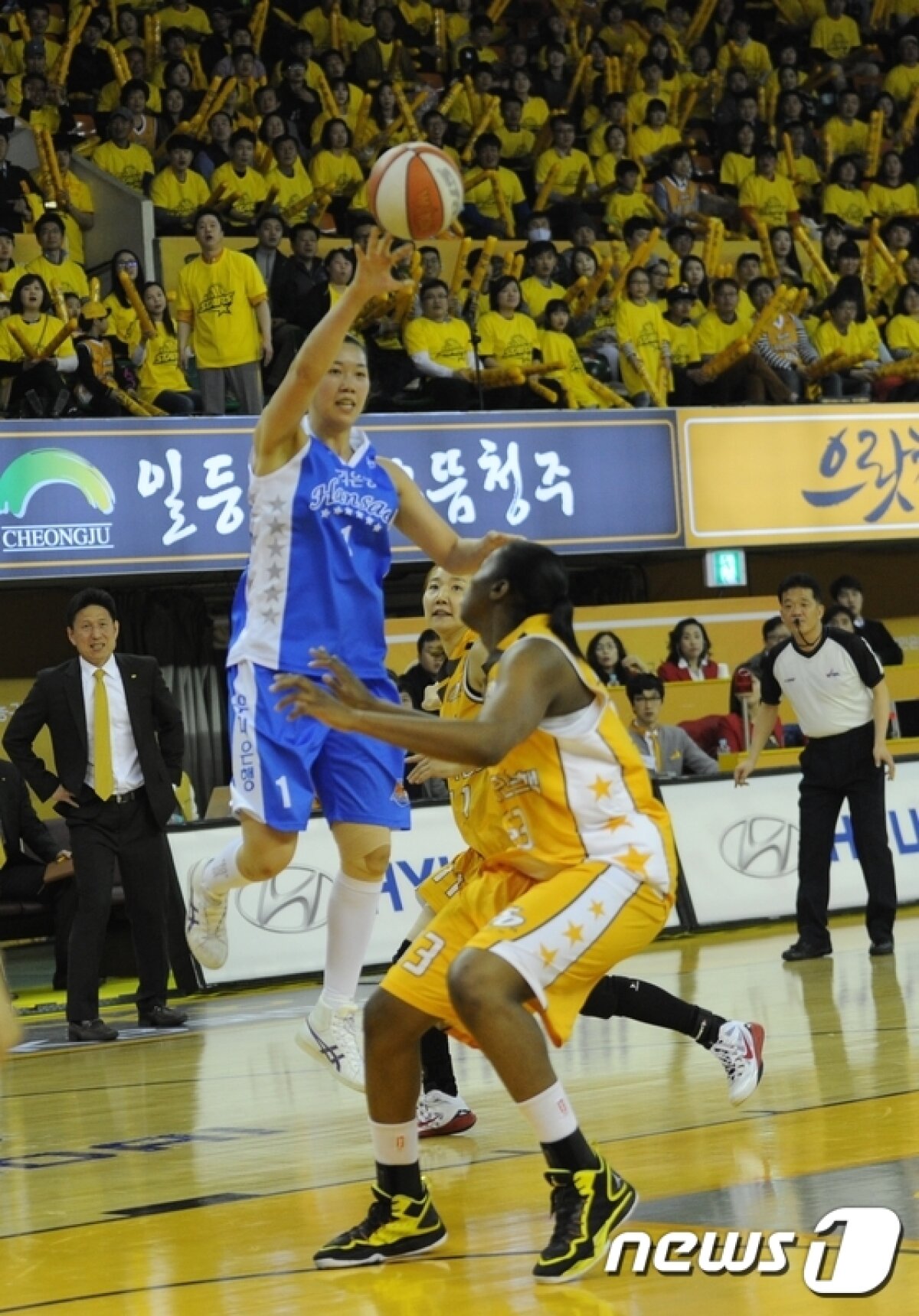 [WKBL] 우리은행, KB스타즈 꺾고 '통합 3연패' 달성…'V7 위업' - 뉴스1