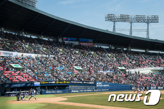 2015 KBO 리그 '10구단 체제로 개막' - 뉴스1