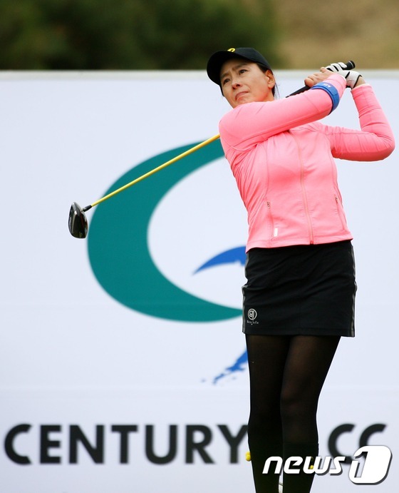 구영희 '신중한 티샷' - 뉴스1