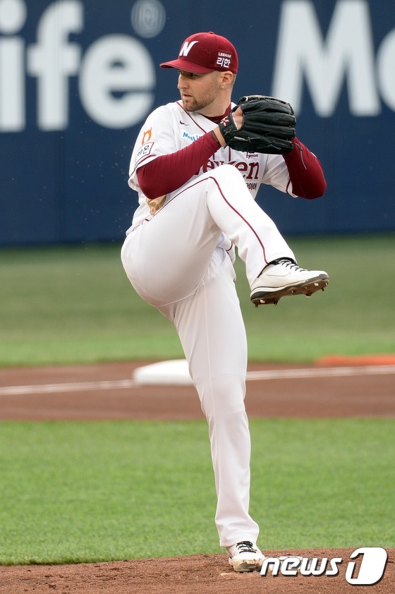 투구 준비하는 피어밴드 - 뉴스1