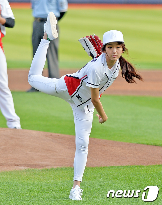 진기주 '시구도 아름답게' - 뉴스1