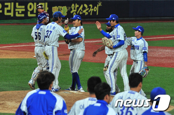 박석민 '창용이 형 최고' - 뉴스1