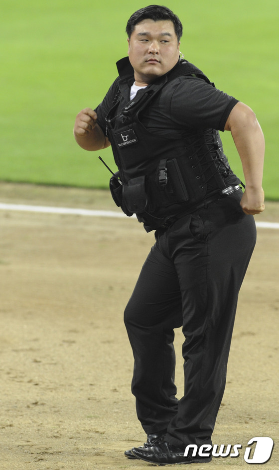 KIA 보안요원의 깜찍 댄스 - 뉴스1