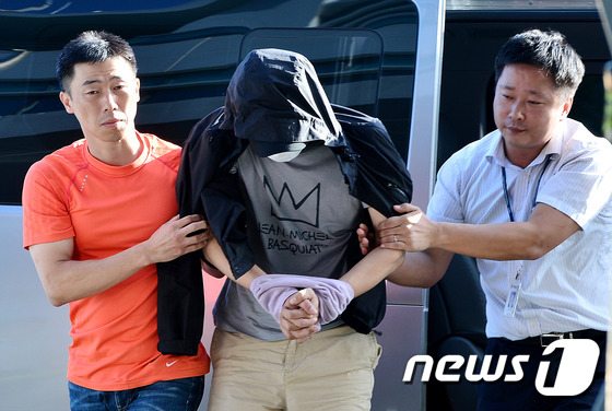 압송되는 워터파크 몰카사건 공범 뉴스1