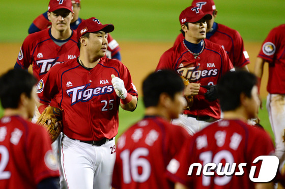 이범호 '이겼다~ 빨리 집에 가자' - 뉴스1