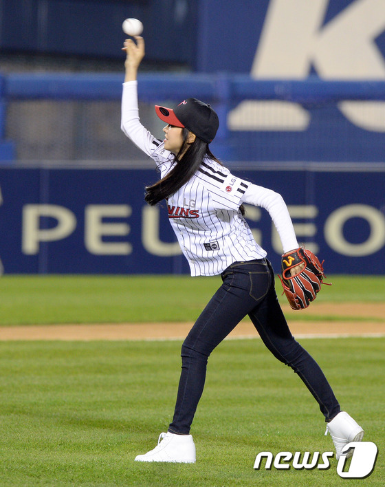 'LG팬' 진세연, PO 3차전 LG-NC전 시구 - 뉴스1