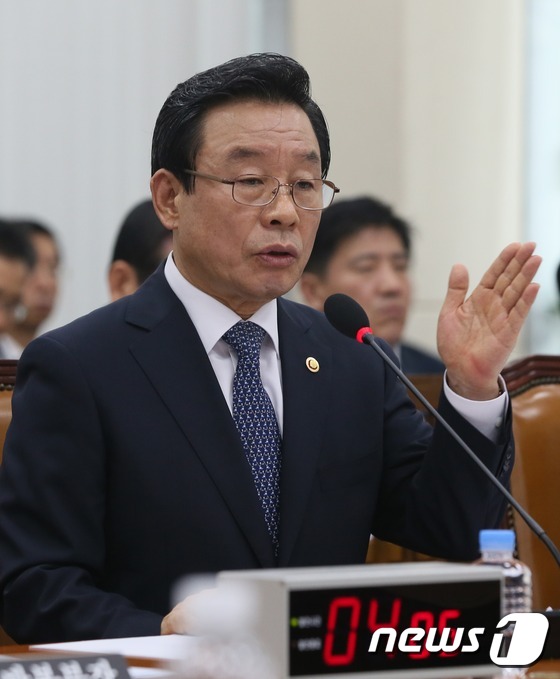 박인용 장관 '태풍 질의에 답변' - 뉴스1