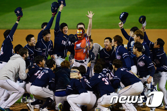 유희관 '모두를 놀라게 만든 우승 세레모니' - 뉴스1