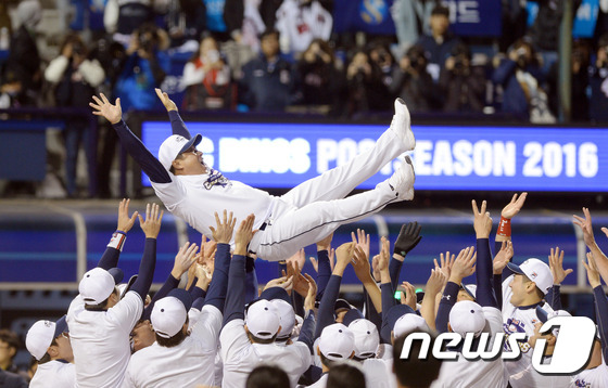 두산의 2연패 달성 이끈 김태형 감독 - 뉴스1