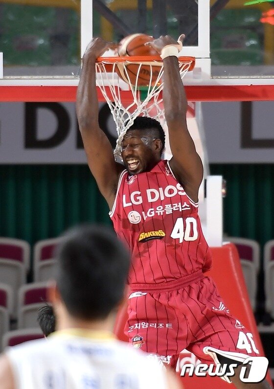 [프로농구] '메이스 23득점' LG, KCC 누르고 3연패 탈출 - 뉴스1