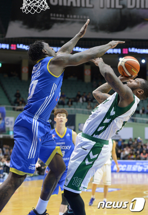 넘어져도 슛은 쏜다! - 뉴스1