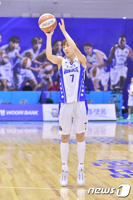[WKBL] '박혜진 18득점' 우리은행, KDB생명 대파…개막 13연승 - 뉴스1