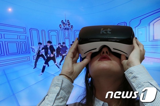 KT 'VR 세상 속으로' - 뉴스1