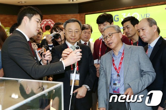 KT 황창규 회장 'LG 360 VR에 관심' - 뉴스1