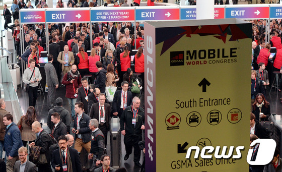 MWC 개막...'전시장 인파' - 뉴스1