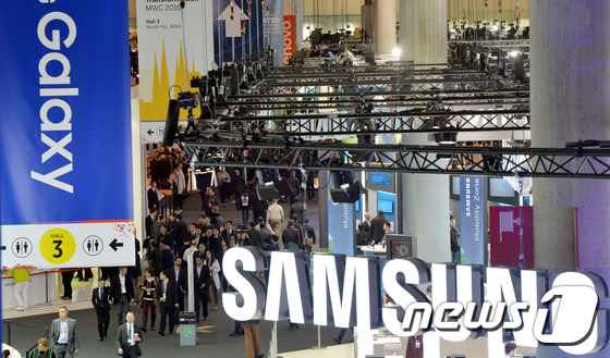 모바일월드 콩그레스의 삼성전자 부스 - 뉴스1