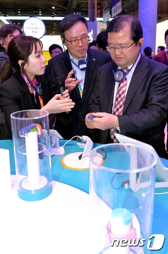 MWC 2016 SK텔레콤 부스 찾은 최재유 차관 - 뉴스1
