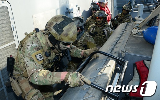 본격 훈련 준비하는 UDT 대원들 - 뉴스1