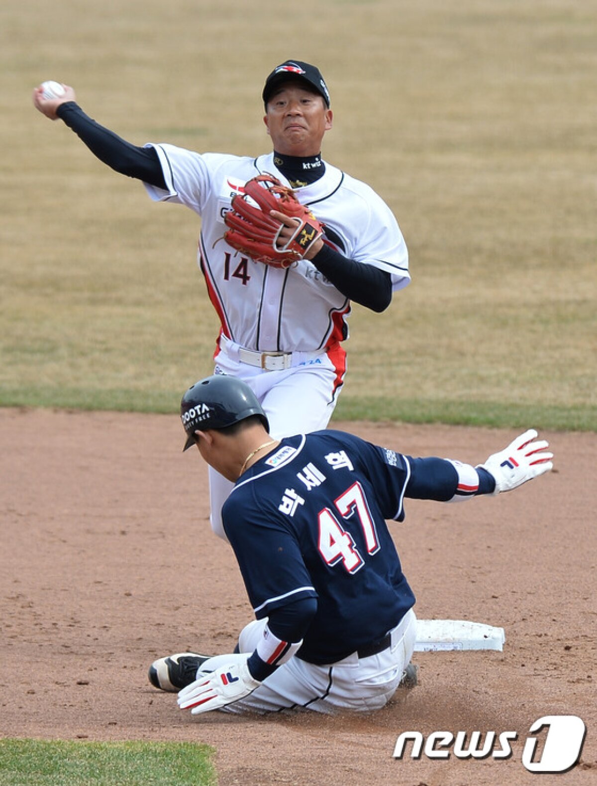 [프로야구] kt 김연훈, '친정' SK 김광현 상대로 시즌 첫 홈런 작렬 - 뉴스1