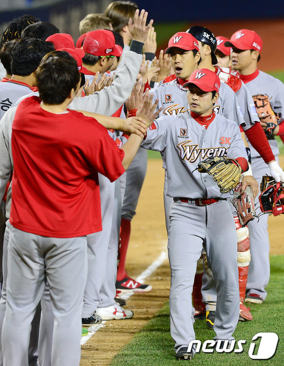 두산 5연승 저지한 SK - 뉴스1