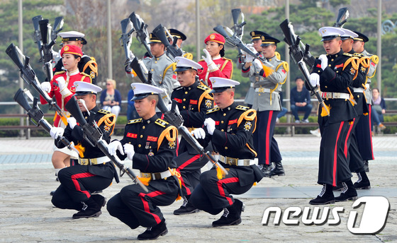 총돌리는 국군의장대 - 뉴스1