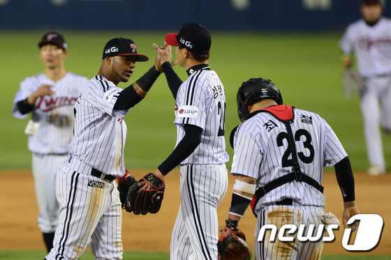 승리를 기뻐하는 LG 트윈스 - 뉴스1