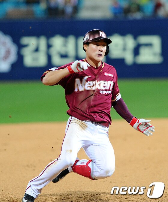 [프로야구] 넥센 김하성, 왼쪽 햄스트링 통증으로 교체 - 뉴스1