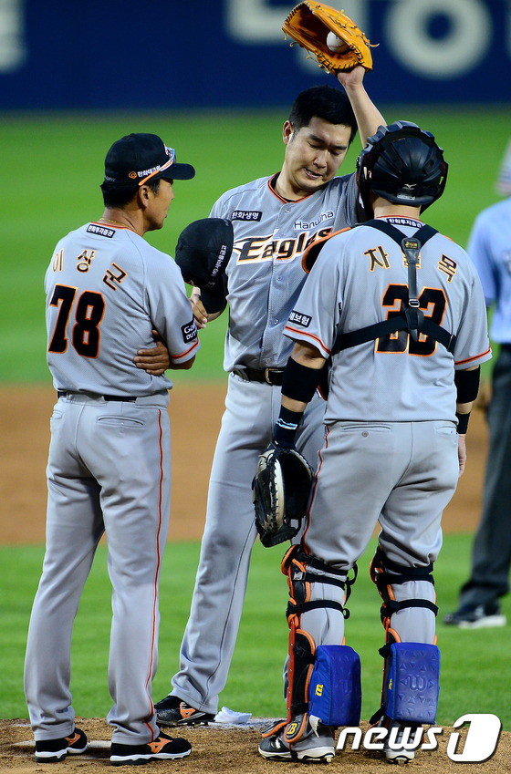 송은범 '고난의 4회' - 뉴스1