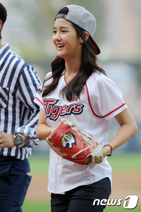 남보라 '광주에서 시구했어요' - 뉴스1