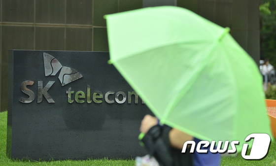 SKT 1Q 매출과 영업익 '동반하락'…요금인하 '직격탄'(상보) - 뉴스1