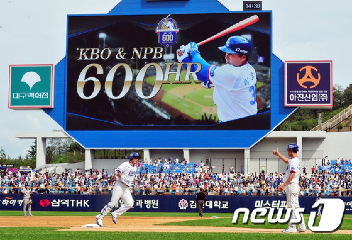 [프로야구] 삼성, 잔여 홈경기 이승엽 홈런볼 습득자에 갤럭시탭 쏜다 - 뉴스1