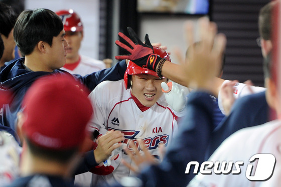 KIA 최원준 '데뷔 첫 홈런 날리고 왔어요' - 뉴스1