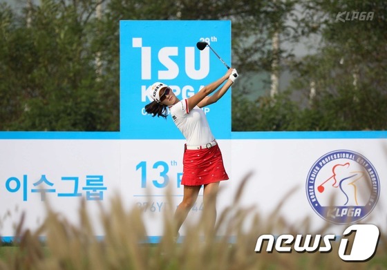 티샷하는 오지현 - 뉴스1